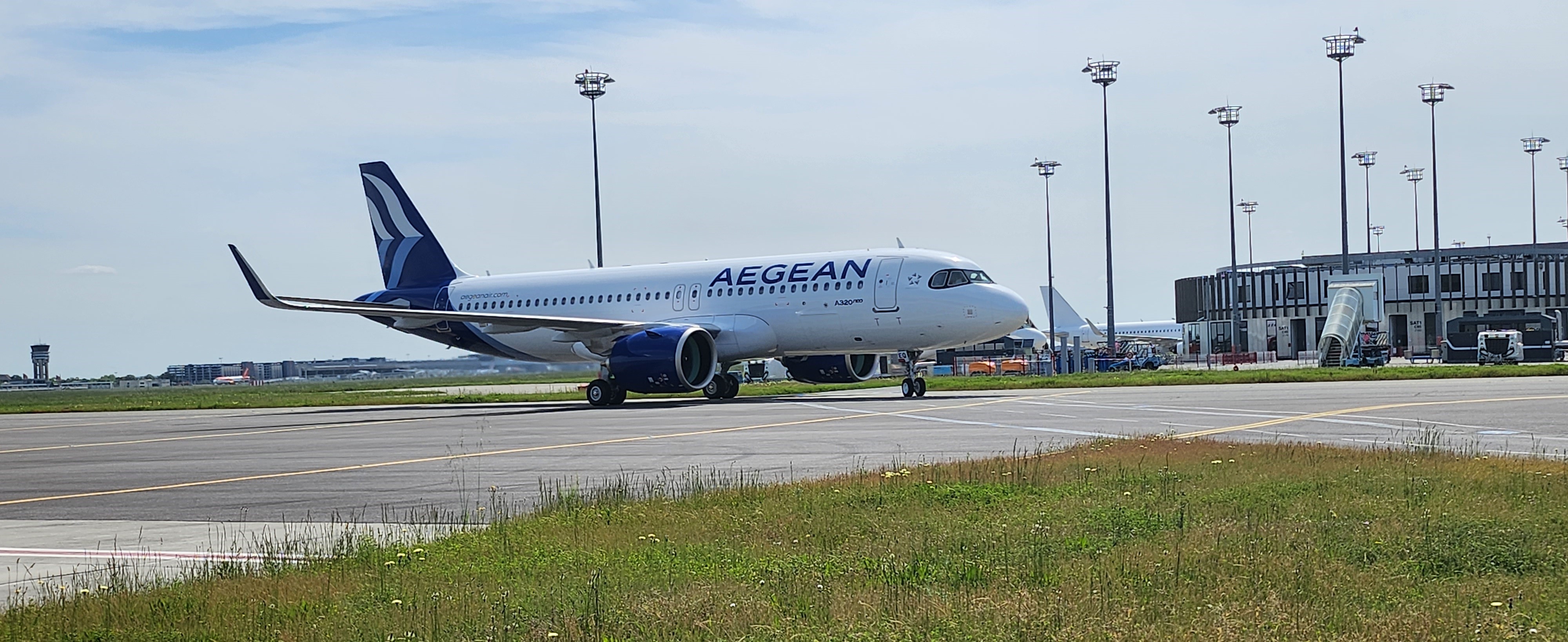 SMBC Aviation Capital :: SMBC Aviation Capital delivers Airbus A320neo to Aegean Airlines